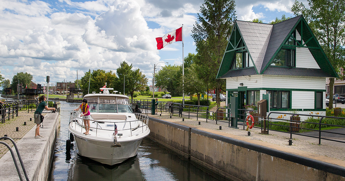 Lockage and navigation - Chambly Canal National Historic Site